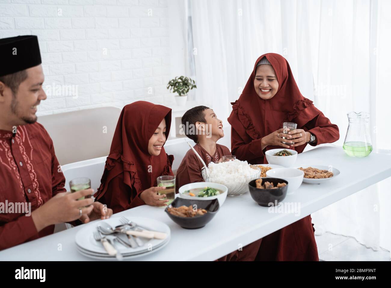 Muslim happy breaking fast hi-res stock photography and images - Alamy