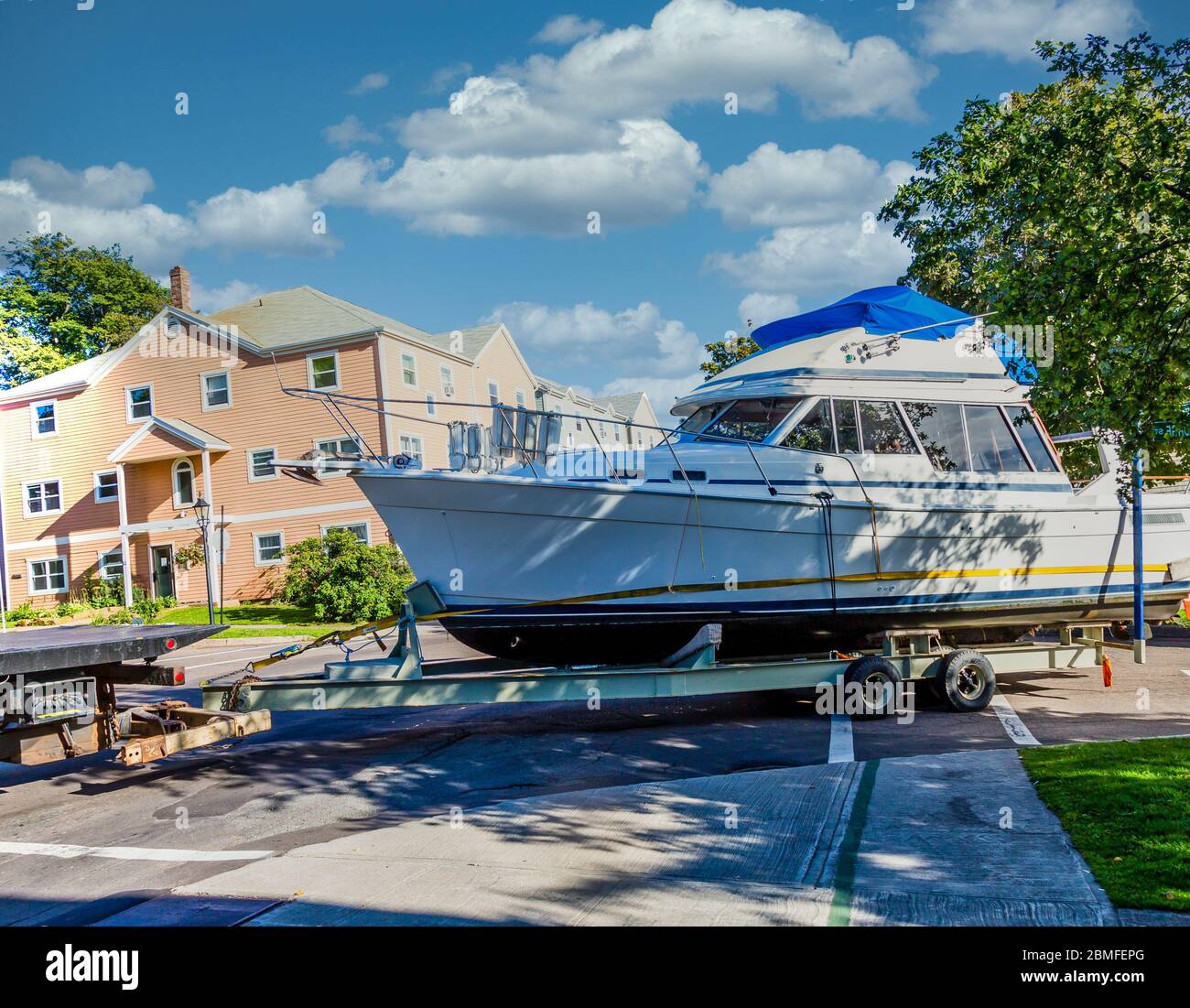 White Cabin Cruiser on Trailer Stock Photo - Alamy