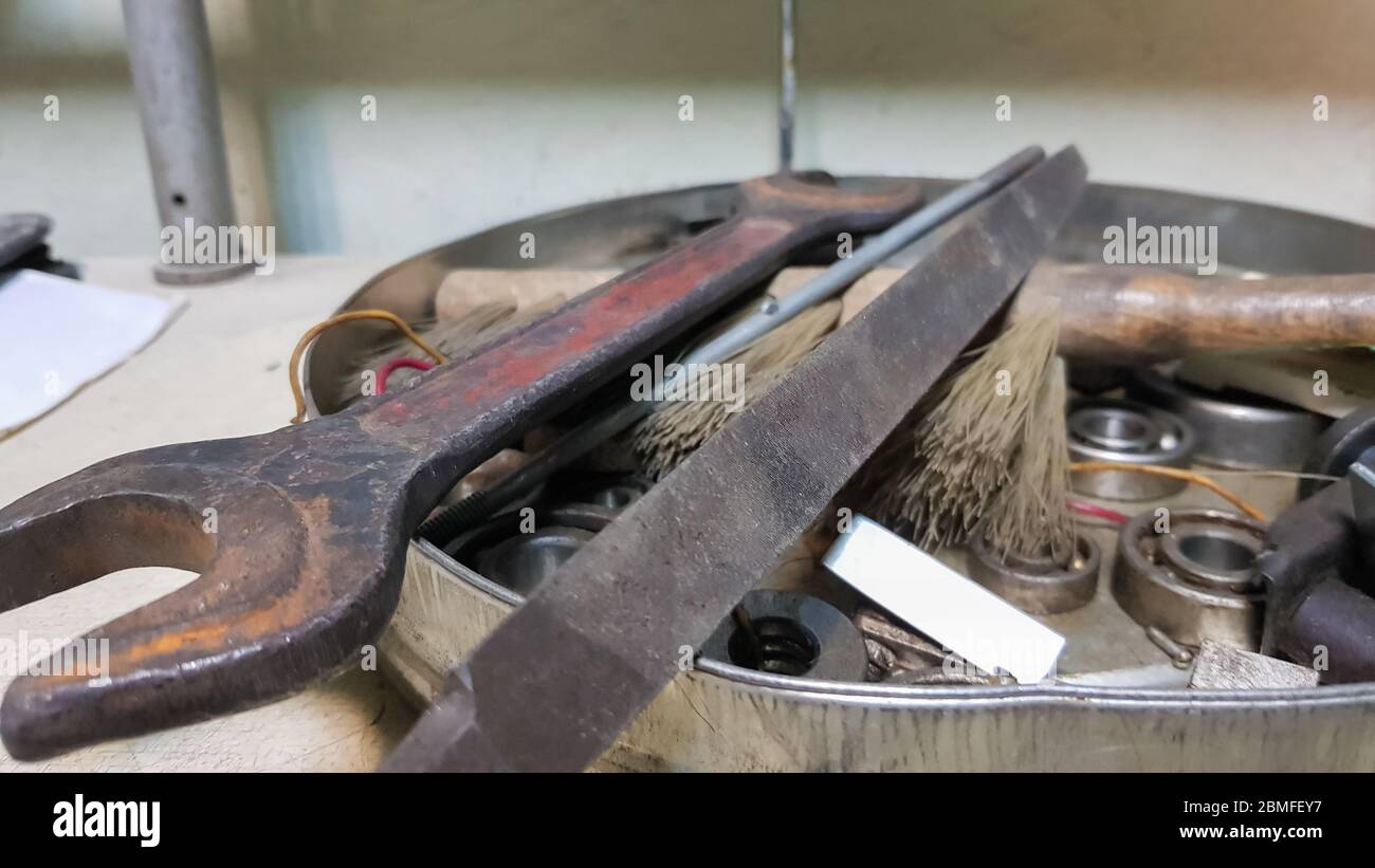 Messy garage workbench hi-res stock photography and images - Alamy