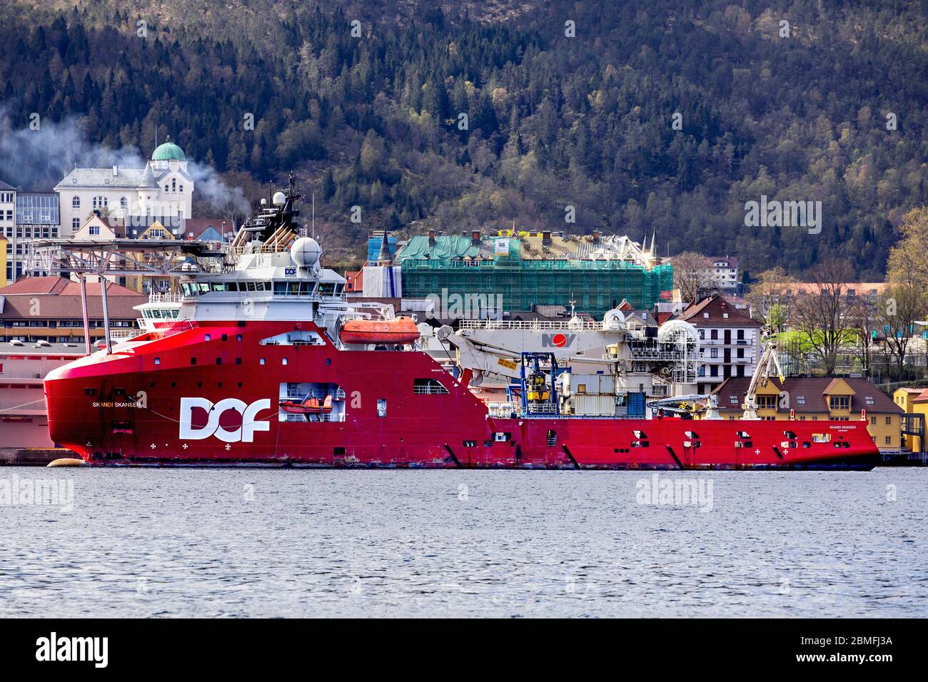 Offshore AHTS supply vessel CSV construction support vessel Skandi ...