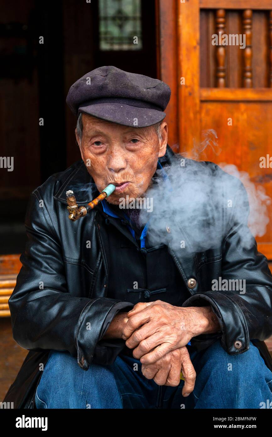 Chinese elderly smoking hi-res stock photography and images - Alamy