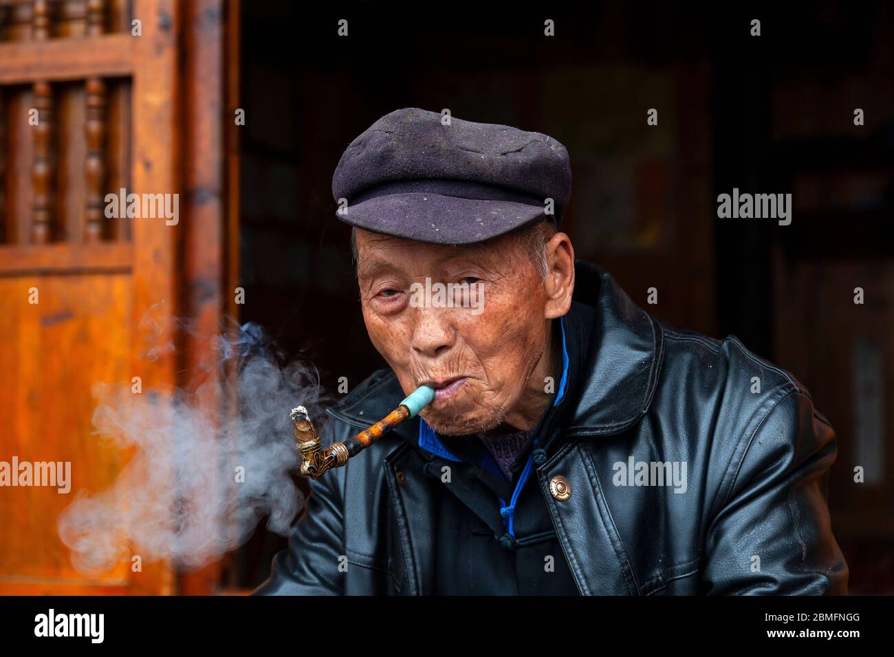 Old chinese man smoking pipe hi-res stock photography and images - Alamy