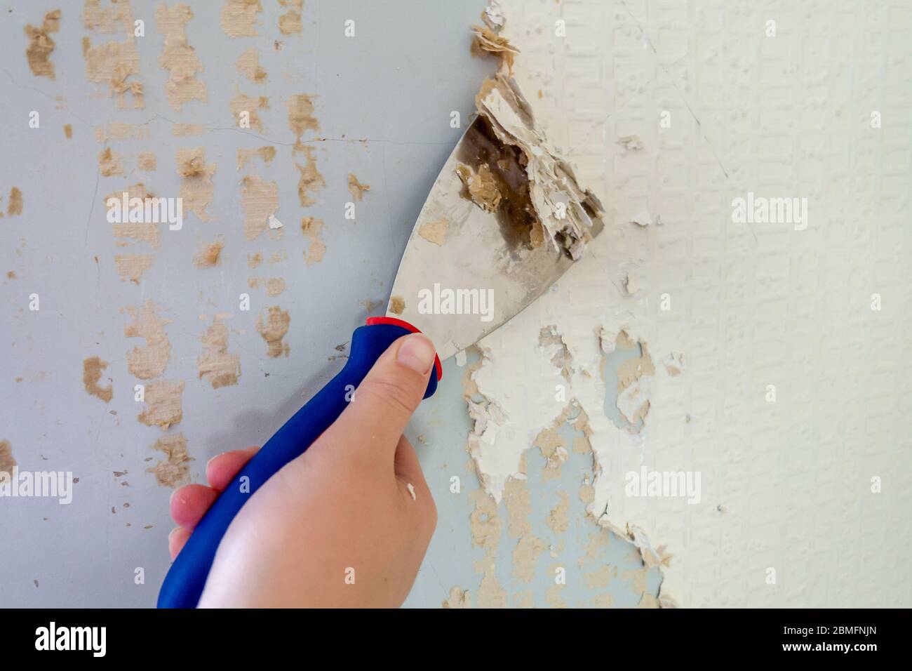 Wallpaper stripping hi-res stock photography and images - Alamy