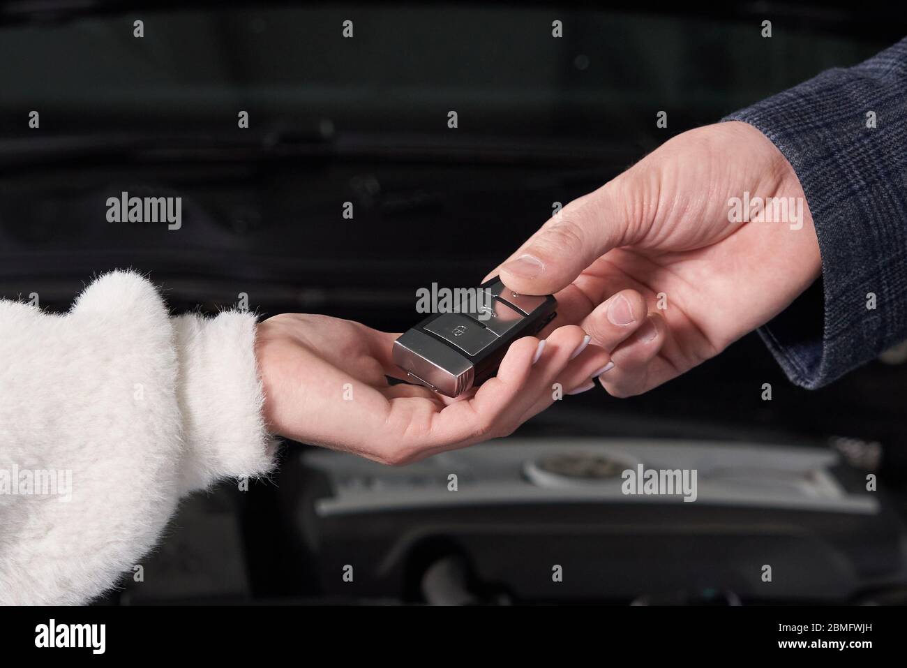 Mechanic giving car keys to customer after servicing Stock Photo - Alamy