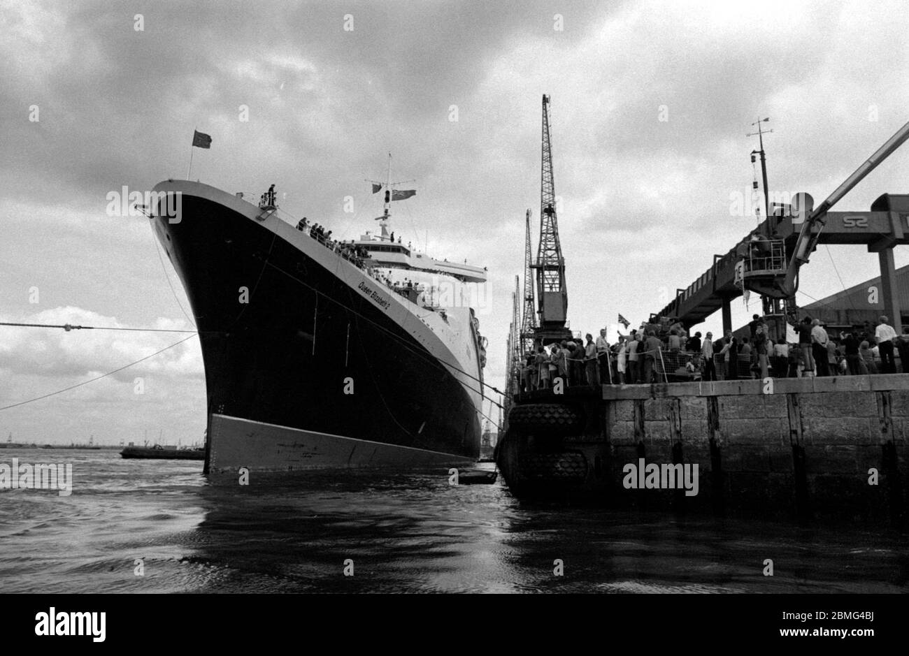 Falklands war queen elizabeth qe2 Black and White Stock Photos & Images ...