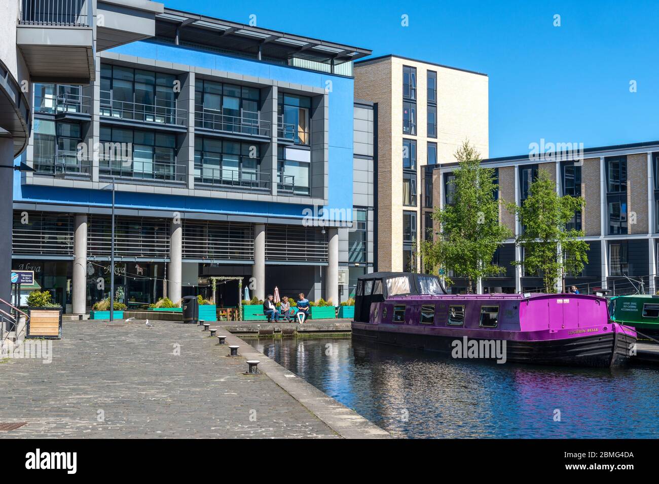 Union canal edinburgh narrow hi-res stock photography and images - Alamy