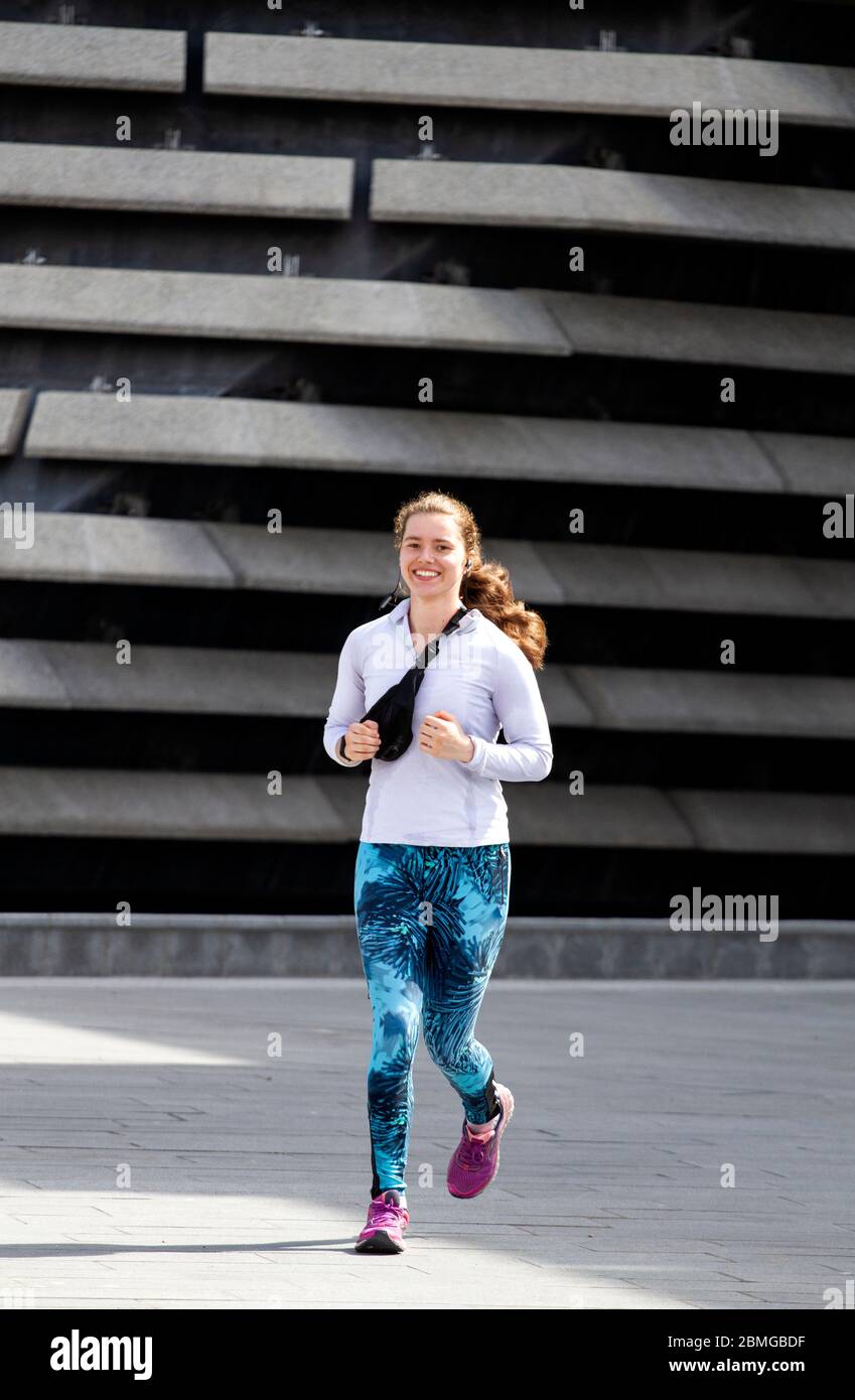 Female jogger jogging in the hot weather hi-res stock photography and ...