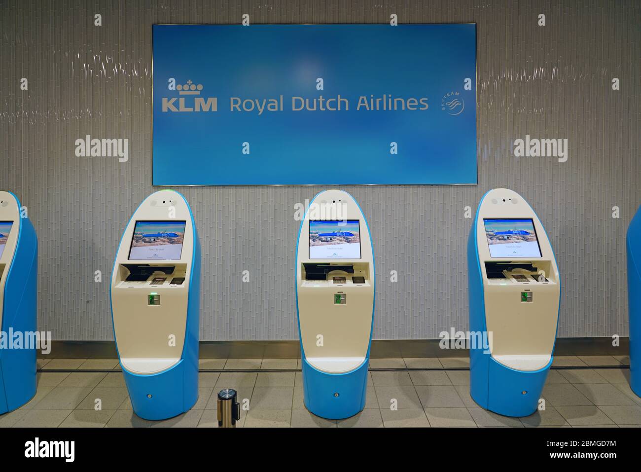 Self service kiosks airport hi-res stock photography and images - Alamy