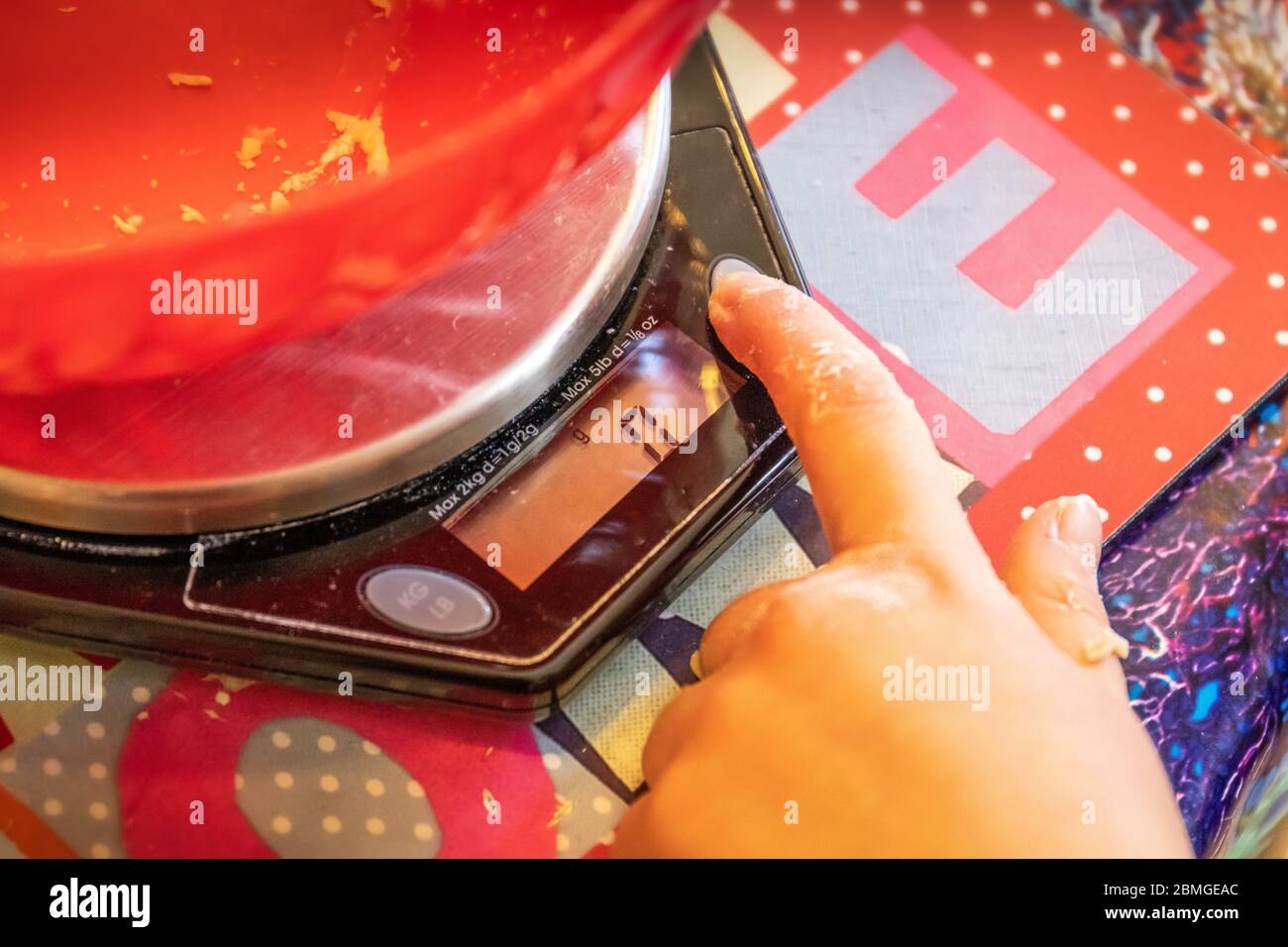 Finger on the scale hi-res stock photography and images - Alamy