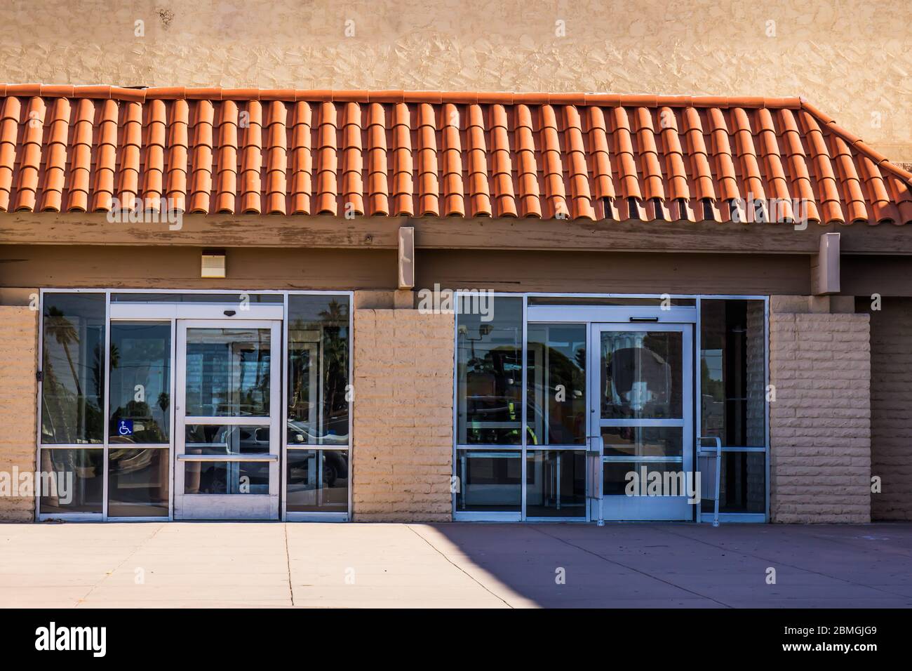 Vacant strip mall hi-res stock photography and images - Alamy