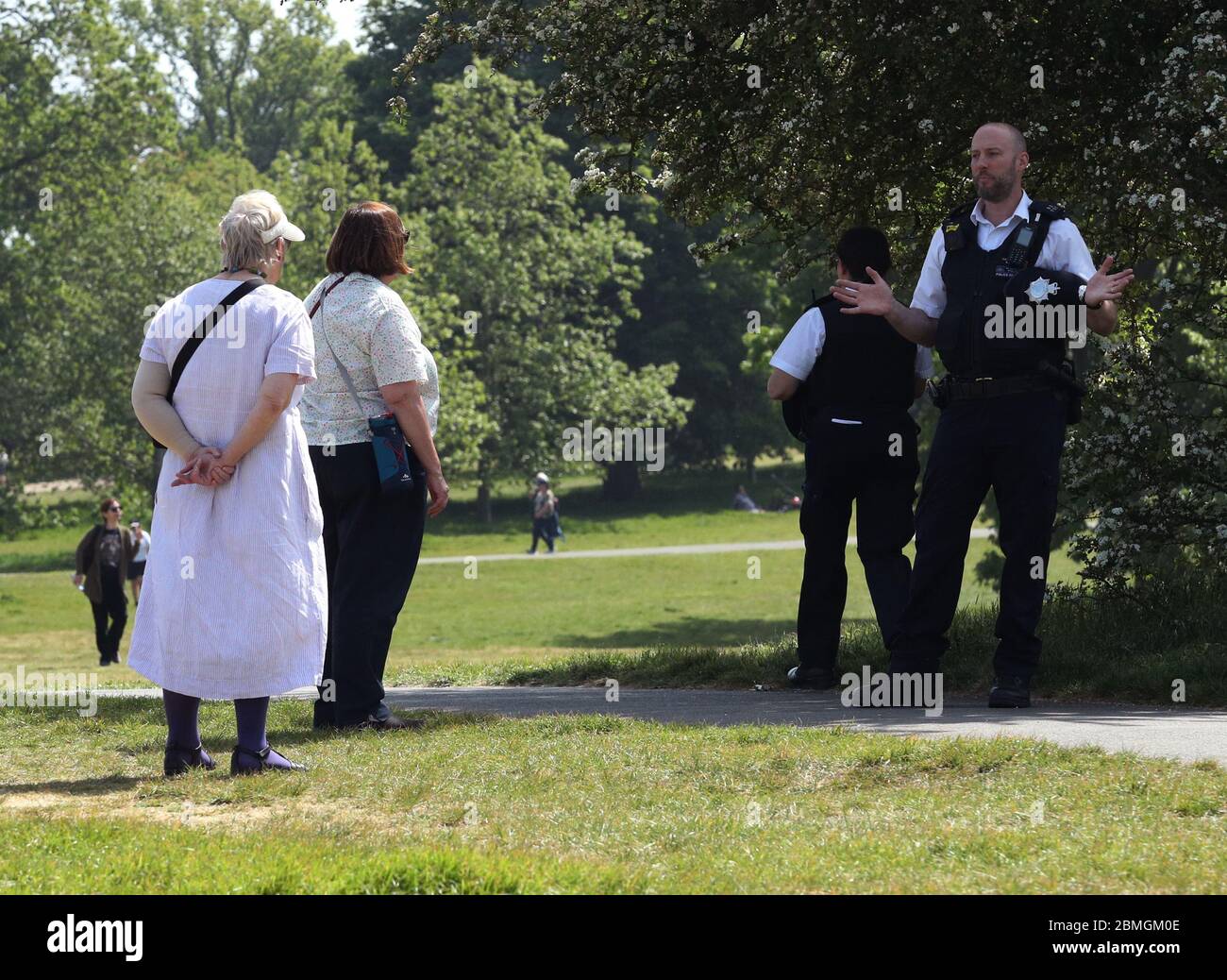 Conversation coronavirus hi-res stock photography and images - Alamy