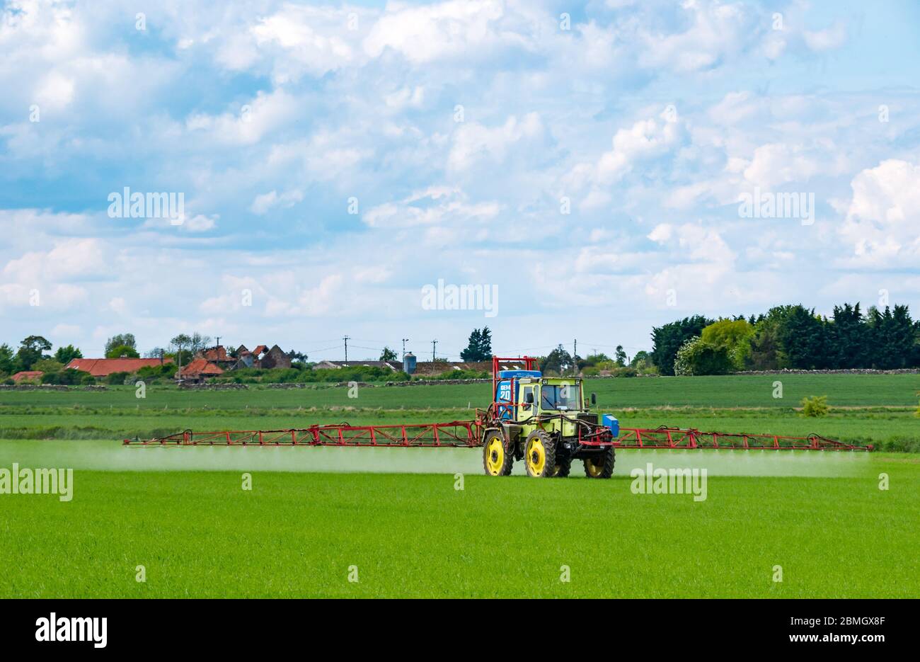 Field crop spraying hi-res stock photography and images - Alamy