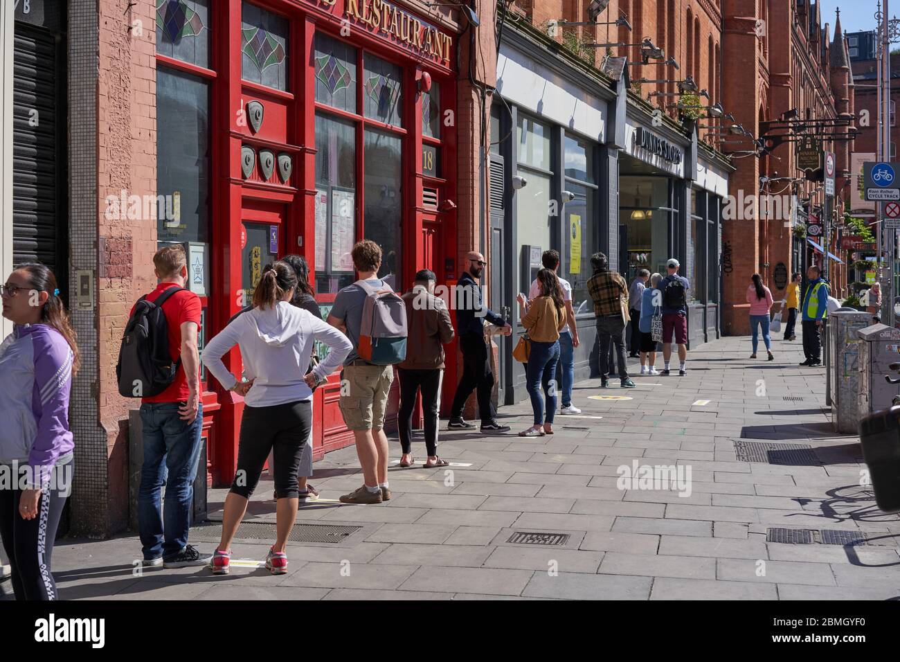 Queuing outside a supermarket during coronavirus hi-res stock ...
