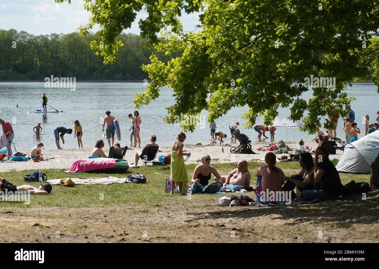 Wandlitz, Germany. 09th May, 2020. In summer temperatures, numerous ...