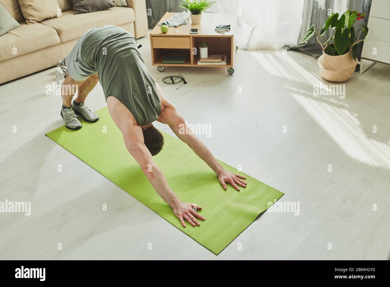 Action full length bending hi-res stock photography and images - Alamy