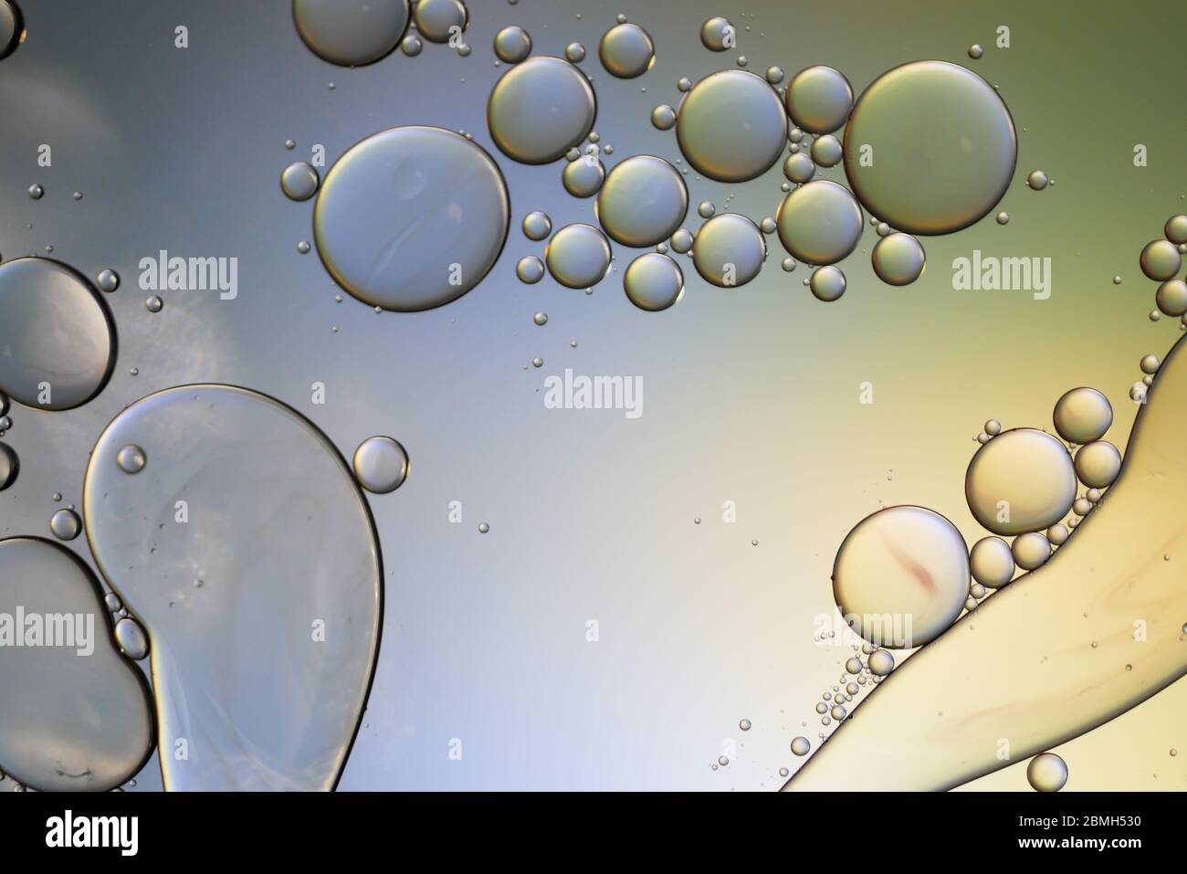 Colorful artistic of oil drop floating on the water Stock Photo - Alamy