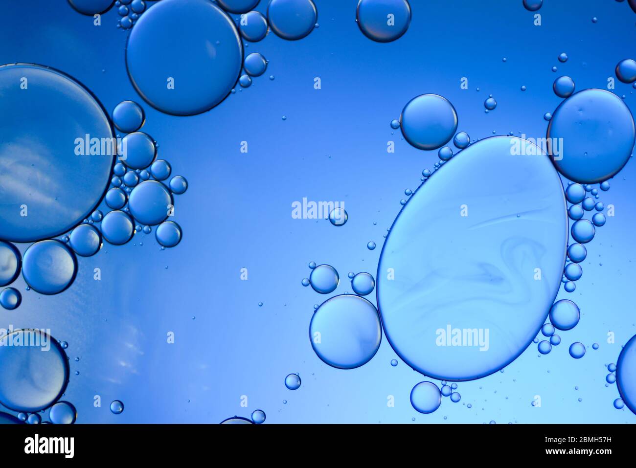 Colorful artistic of oil drop floating on the water Stock Photo - Alamy