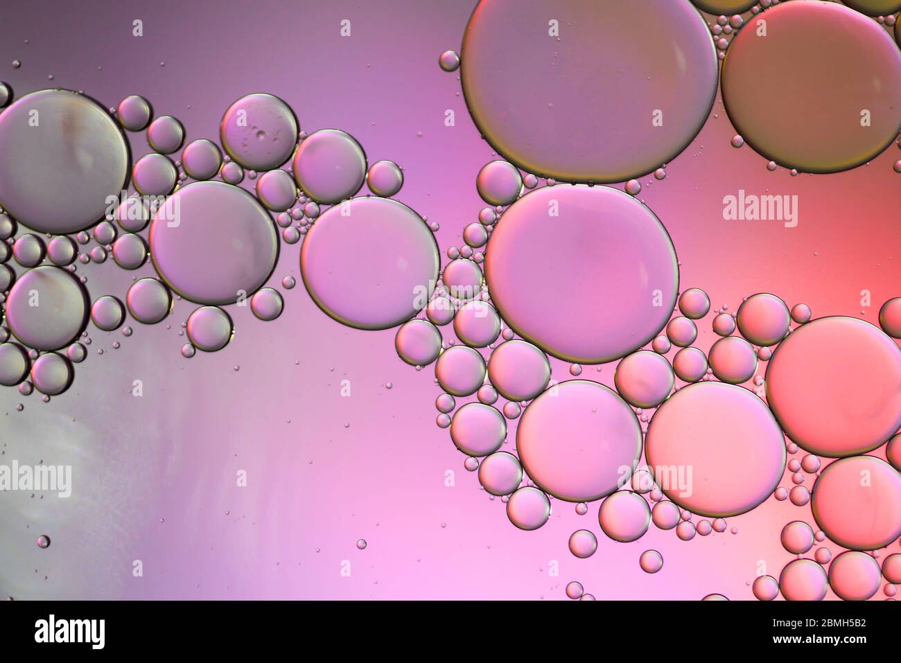 Colorful artistic of oil drop floating on the water Stock Photo - Alamy