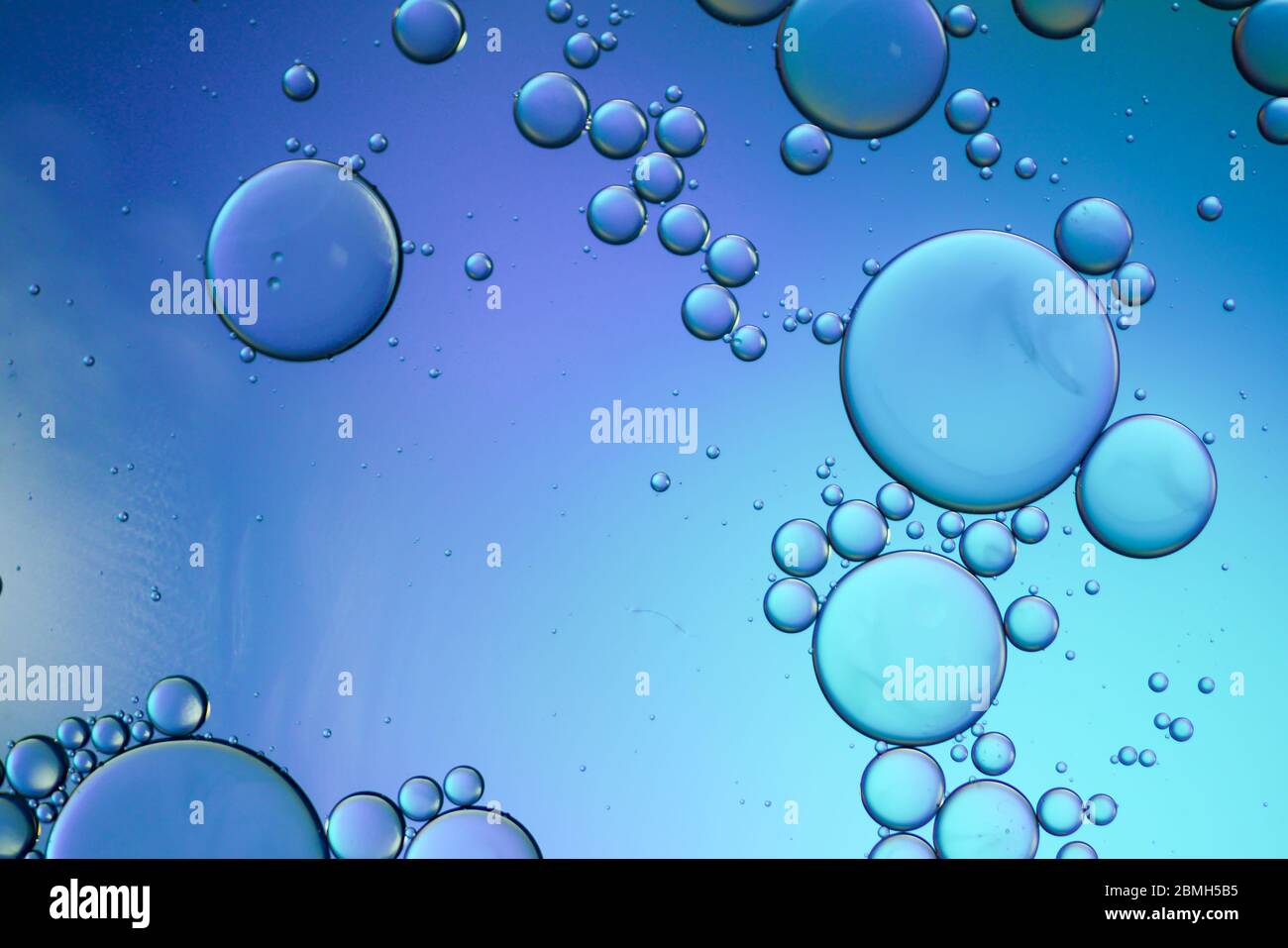 Colorful artistic of oil drop floating on the water Stock Photo - Alamy