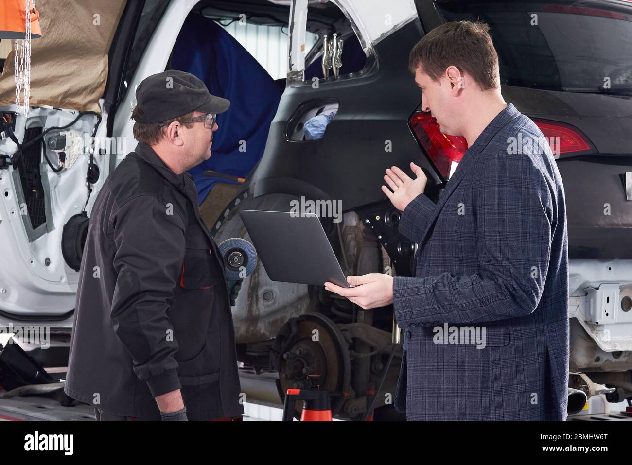 Mechanic assistant working service hi-res stock photography and images ...