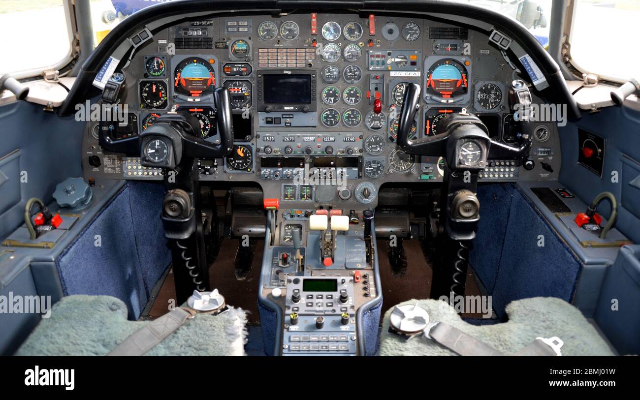 Learjet cockpit hi-res stock photography and images - Alamy