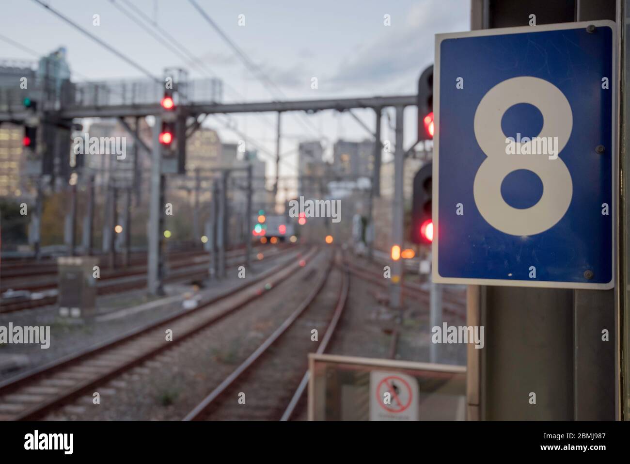 Platform 8 sign hi-res stock photography and images - Alamy