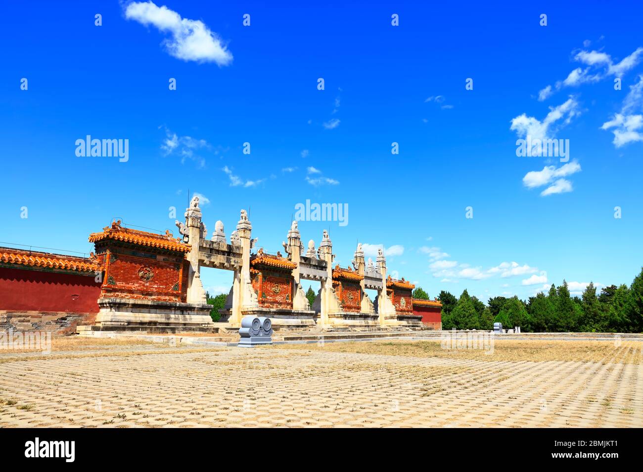 Ancient Chinese architecture stone arch Stock Photo - Alamy