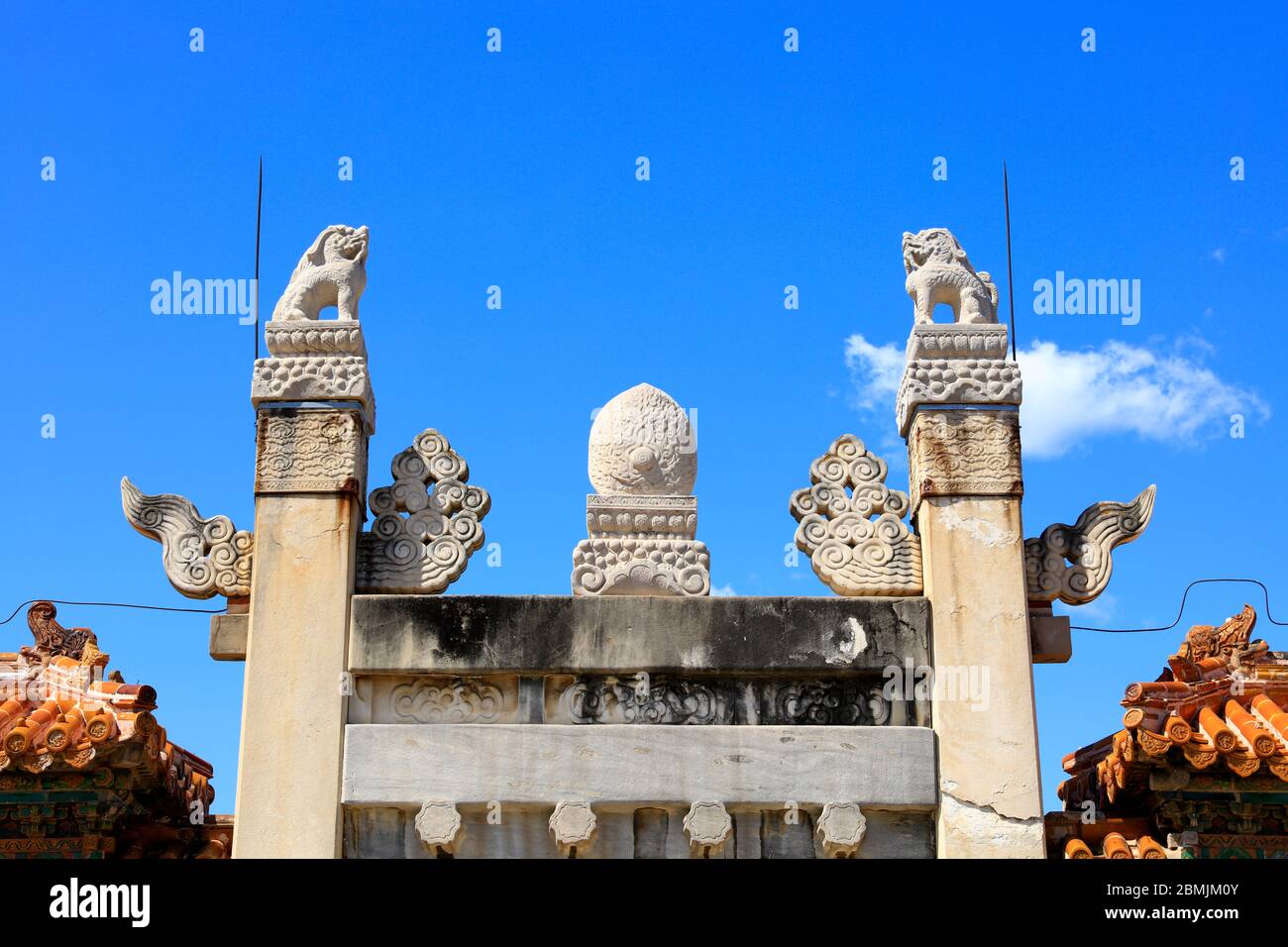 Ancient Chinese architecture stone arch Stock Photo - Alamy