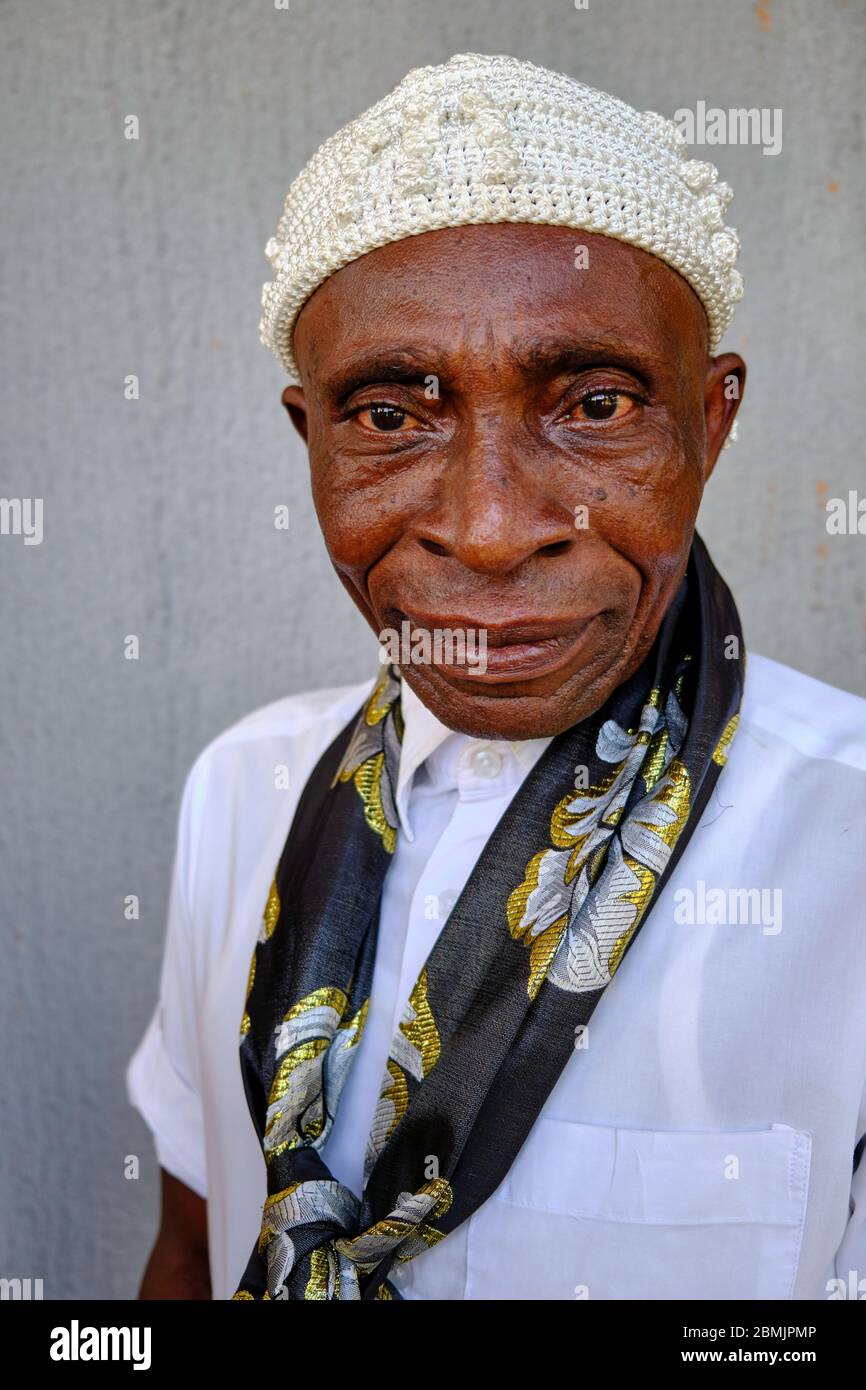 Efik old man with traditional scarf and hat at the exit of a council ...