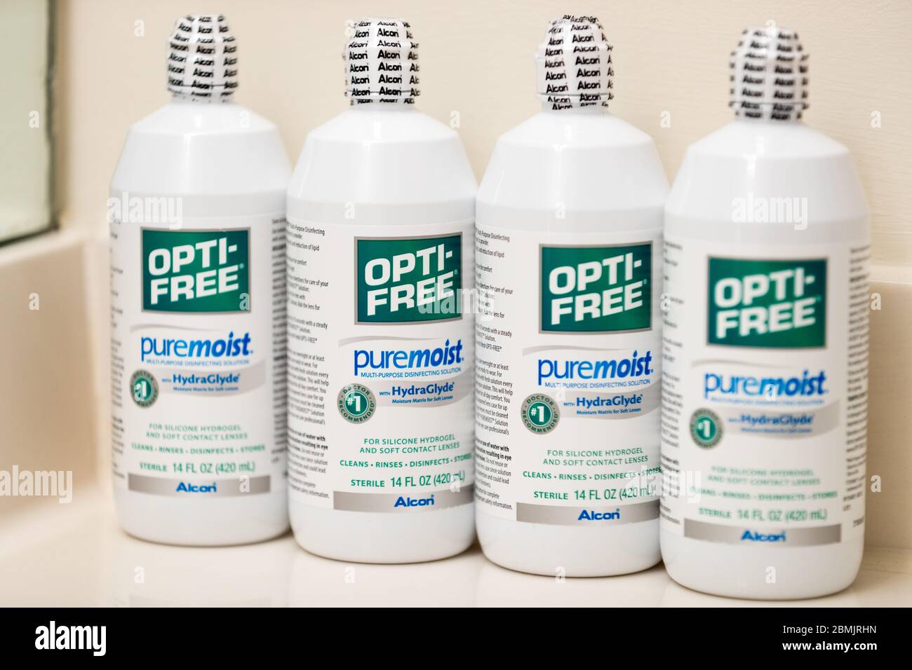 Alcon contact lens hi-res stock photography and images - Alamy