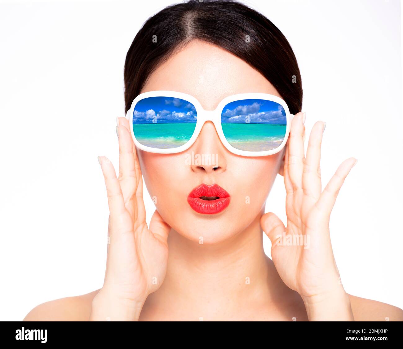 Sunglasses closeup reflection beach hi-res stock photography and images ...