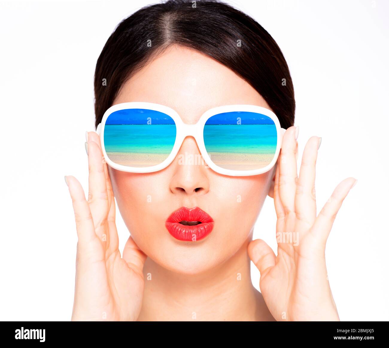 Sunglasses closeup reflection beach hi-res stock photography and images ...