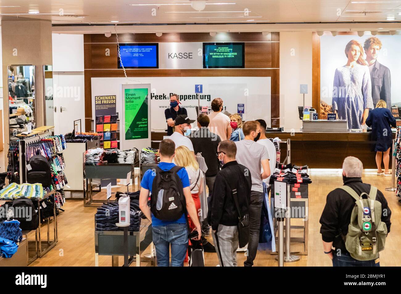 Cashier queue hi-res stock photography and images - Alamy