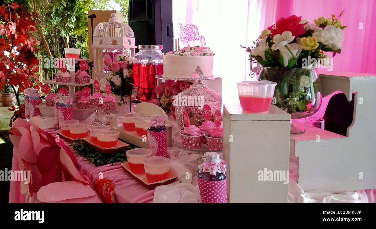 cake at a birthday party Stock Photo - Alamy