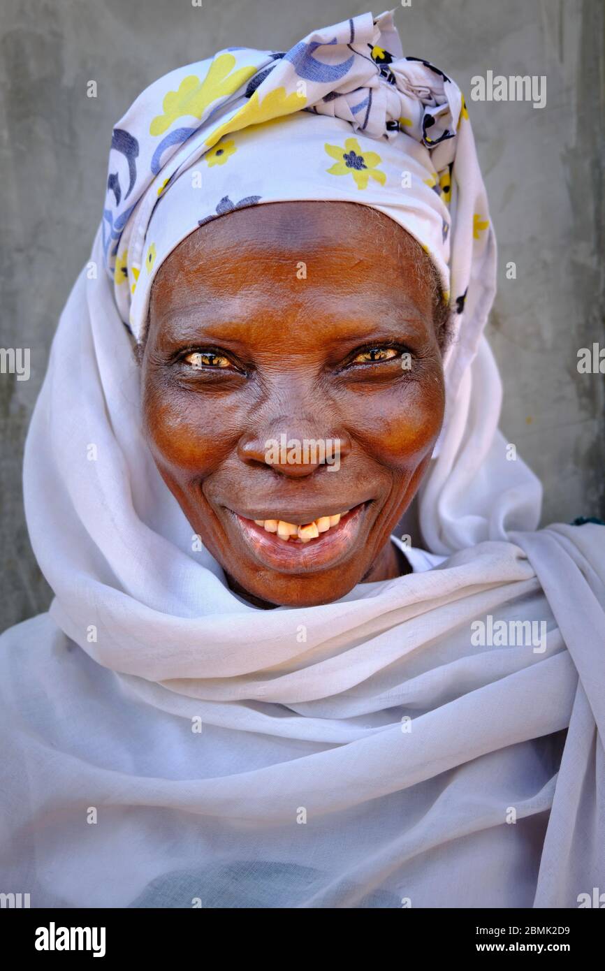 Nigerian woman in traditional dress hi-res stock photography and images ...