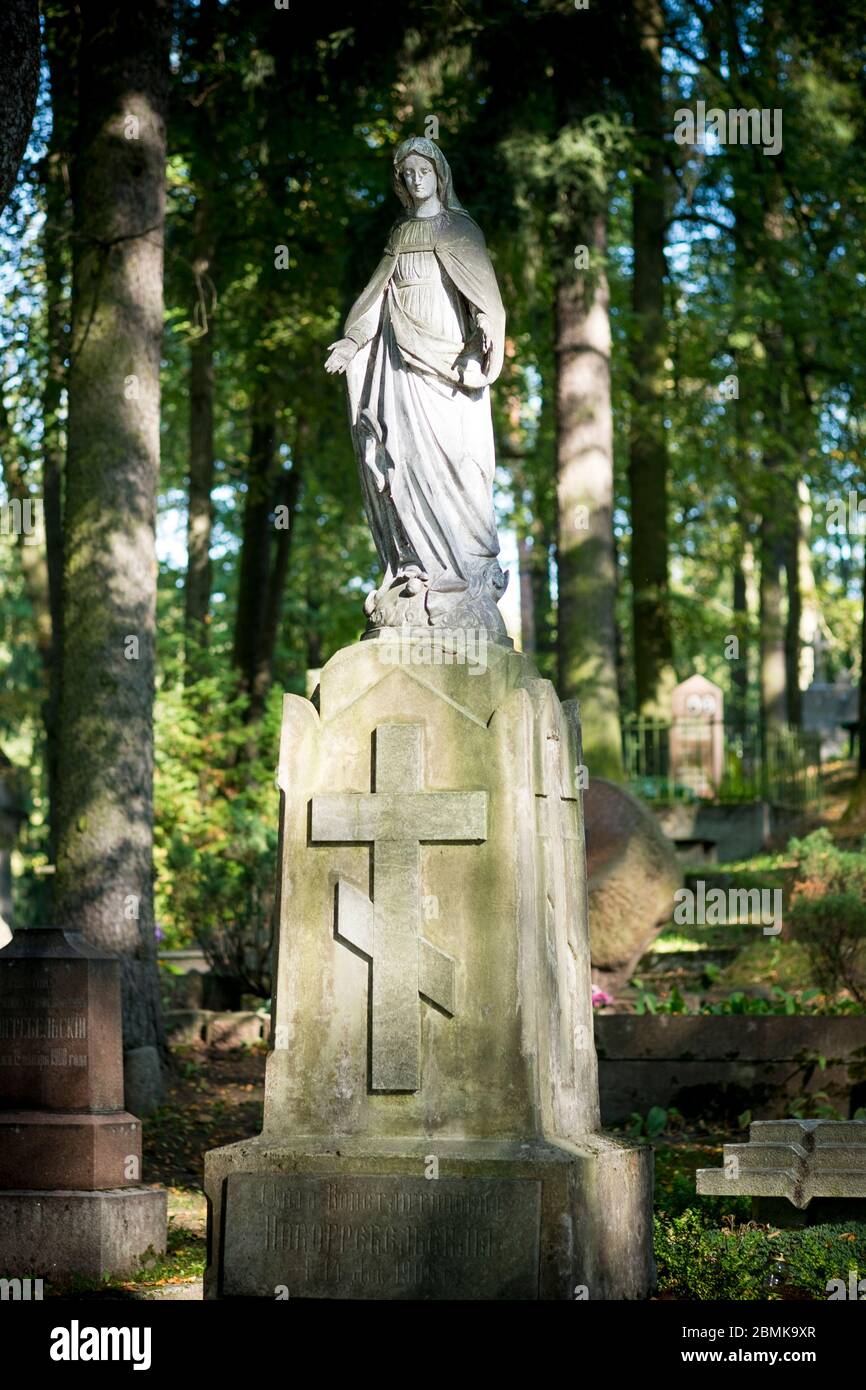 Mary statue tombstone cemetery hi-res stock photography and images - Alamy