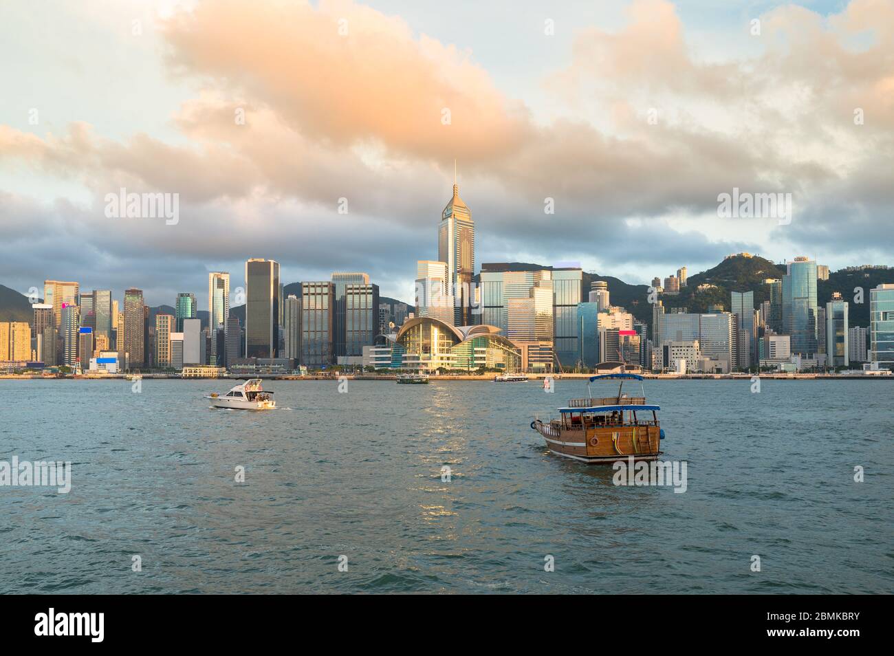 Sunset over victoria harbor hi-res stock photography and images - Alamy