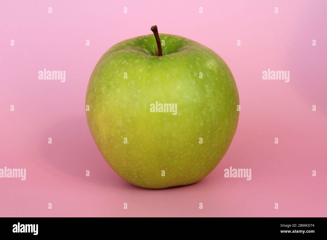 Green yellow apple on a pink background. Juicy ripe beautiful fruit ...