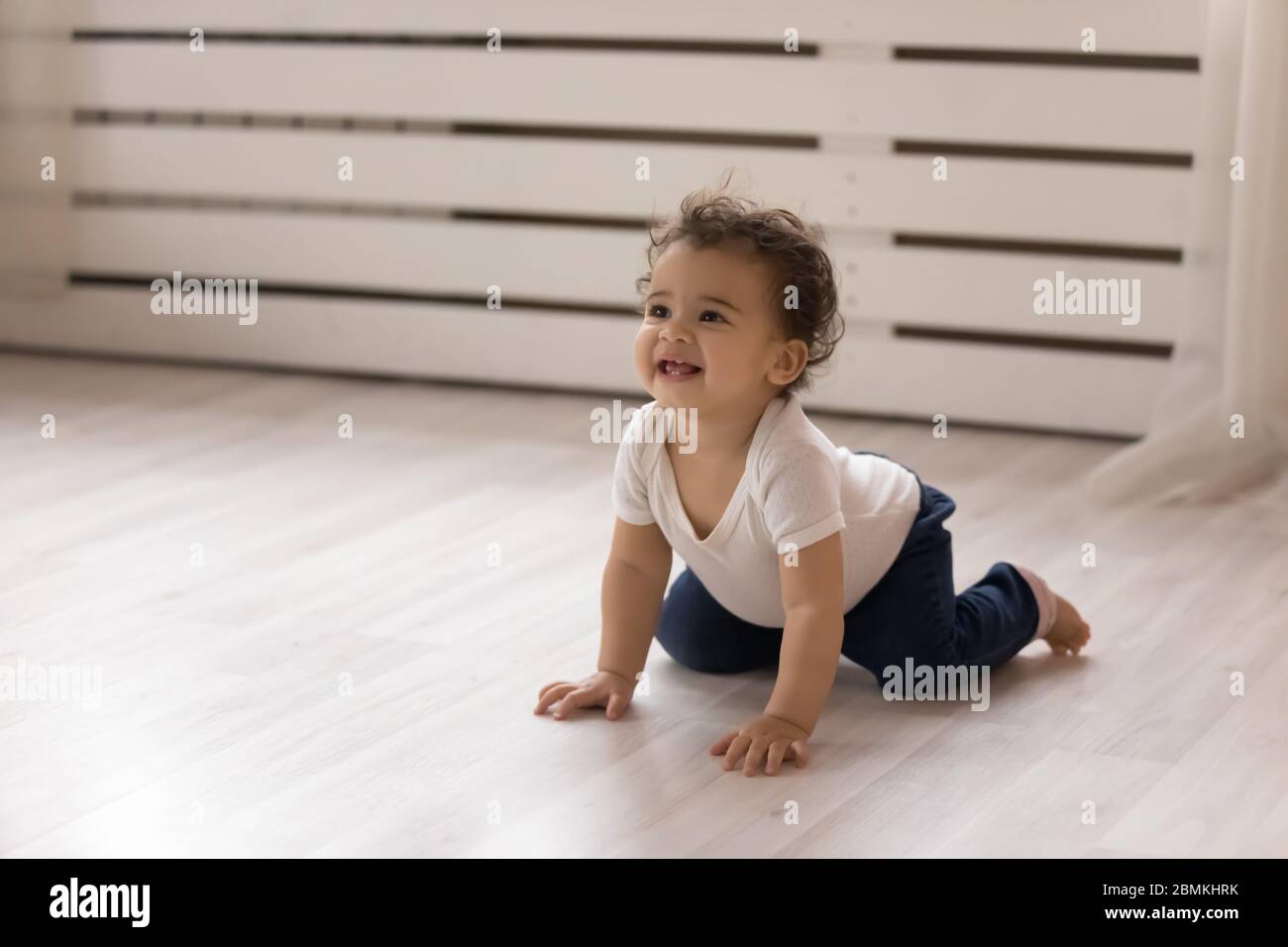 Hands on knees child hi-res stock photography and images - Alamy