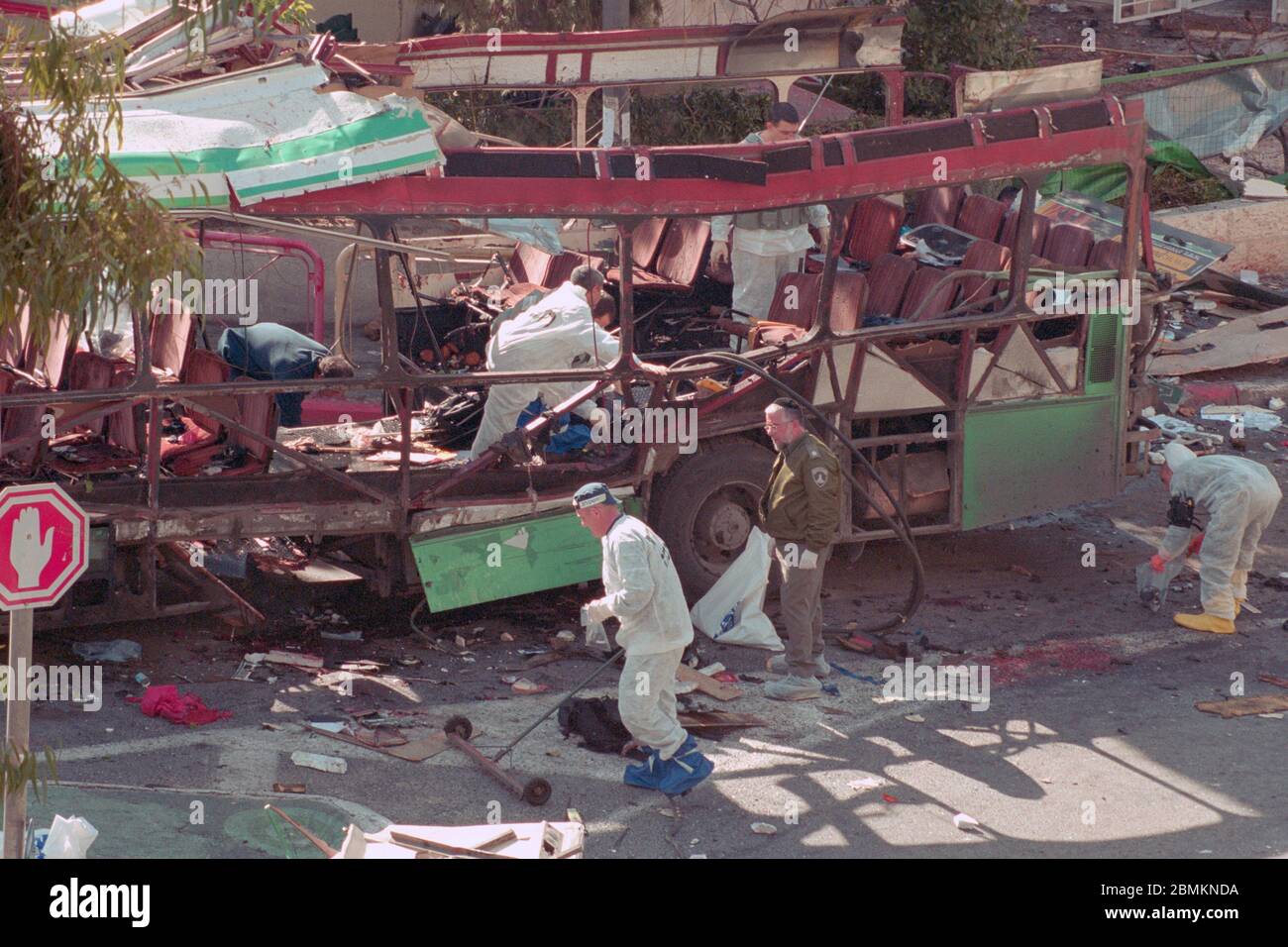 Israel, Jerusalem, 29th January 2004. Israeli police forensic experts ...