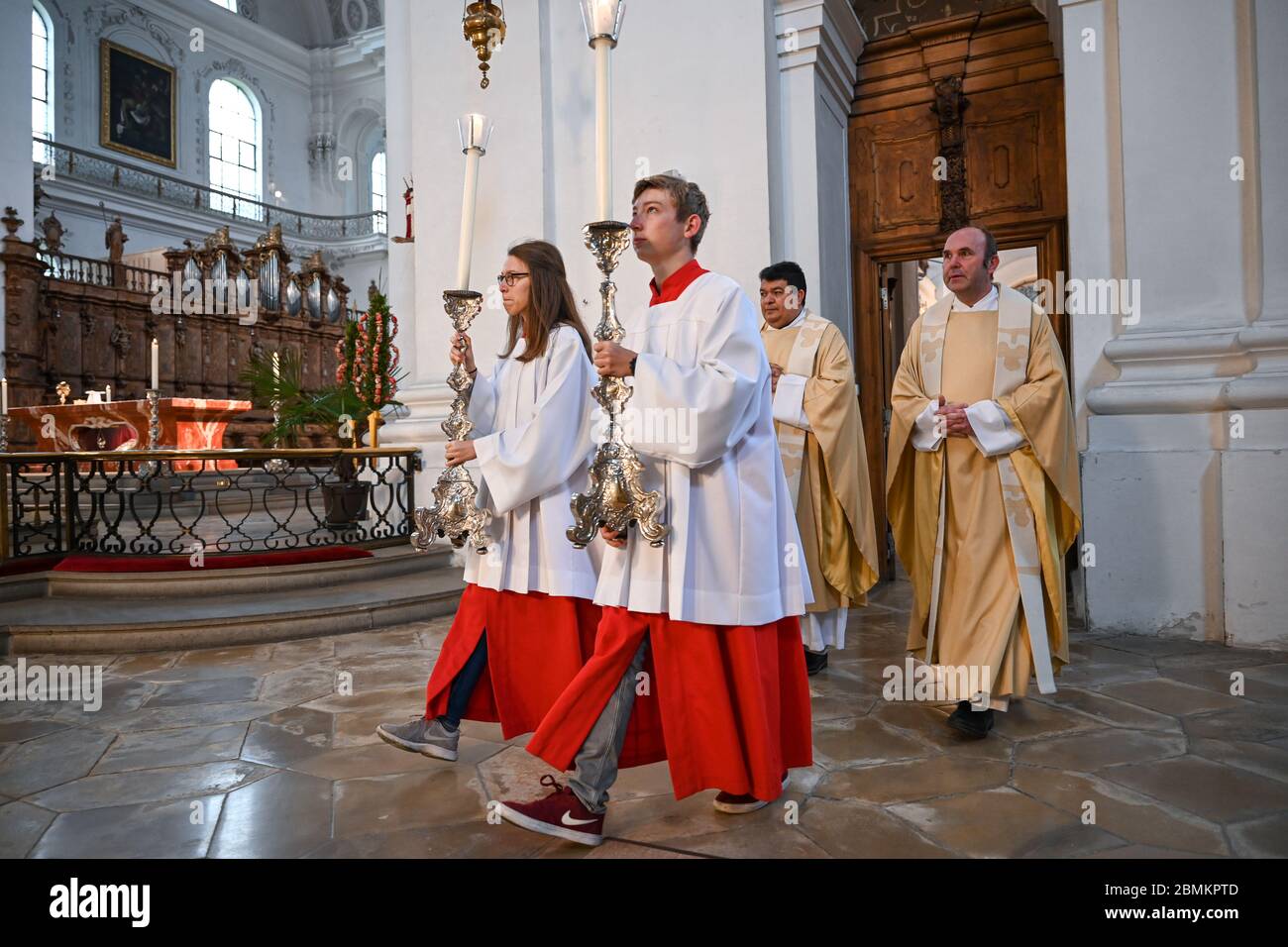 Two altar boys hi-res stock photography and images - Alamy