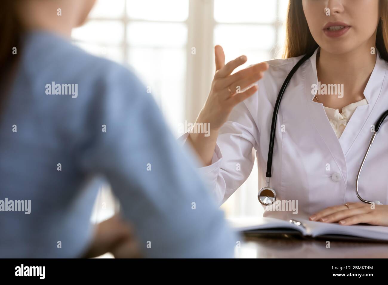 Doctor consult patient hi-res stock photography and images - Alamy