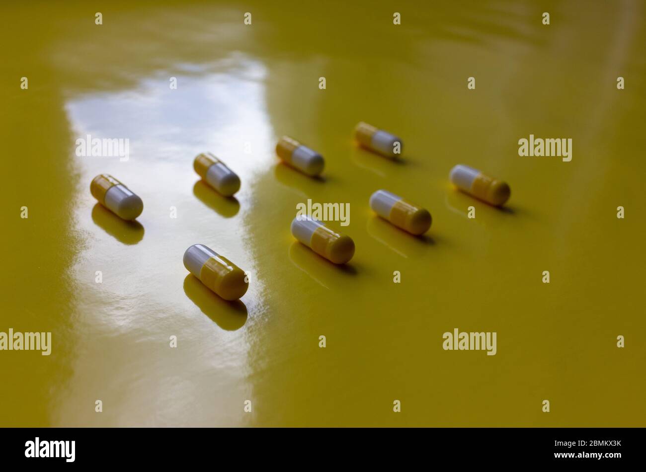 Yellow white pill capsule hi-res stock photography and images - Alamy