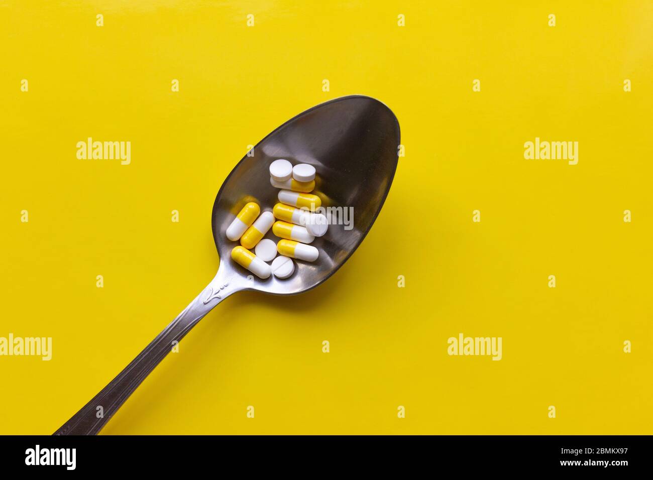Yellow white pill capsule hi-res stock photography and images - Alamy