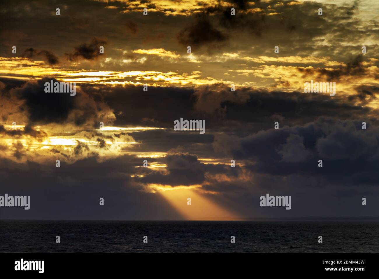 Crepuscular rays sea hi-res stock photography and images - Alamy