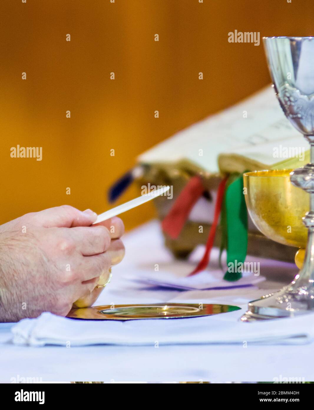 hand of the pope with consecrated host that becomes the body of jesus ...