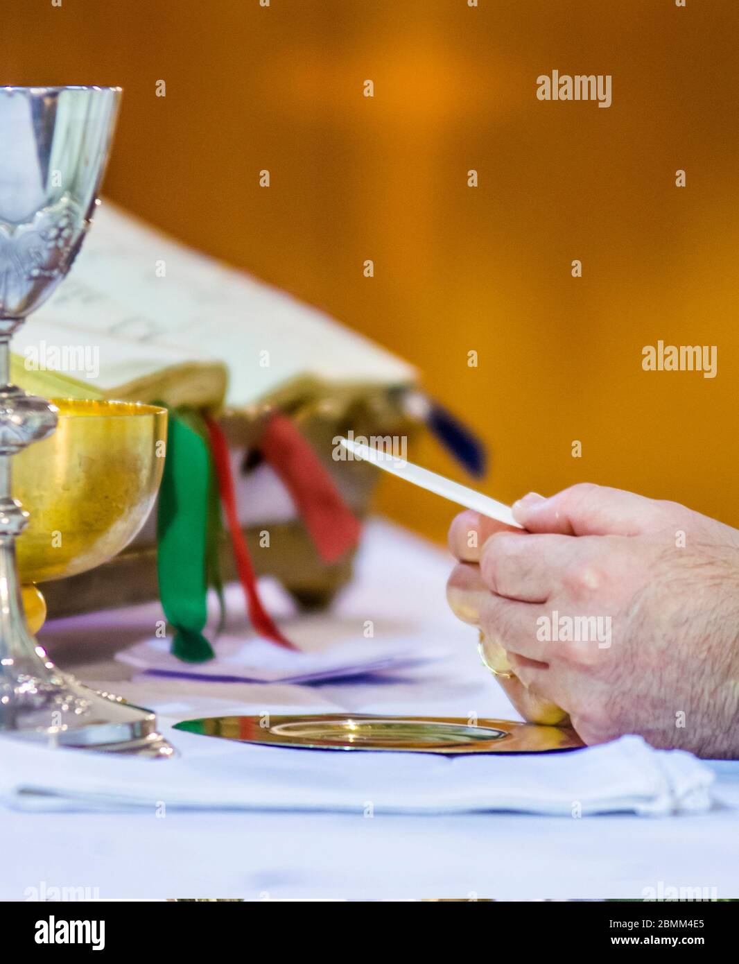 hand of the pope with consecrated host that becomes the body of jesus ...