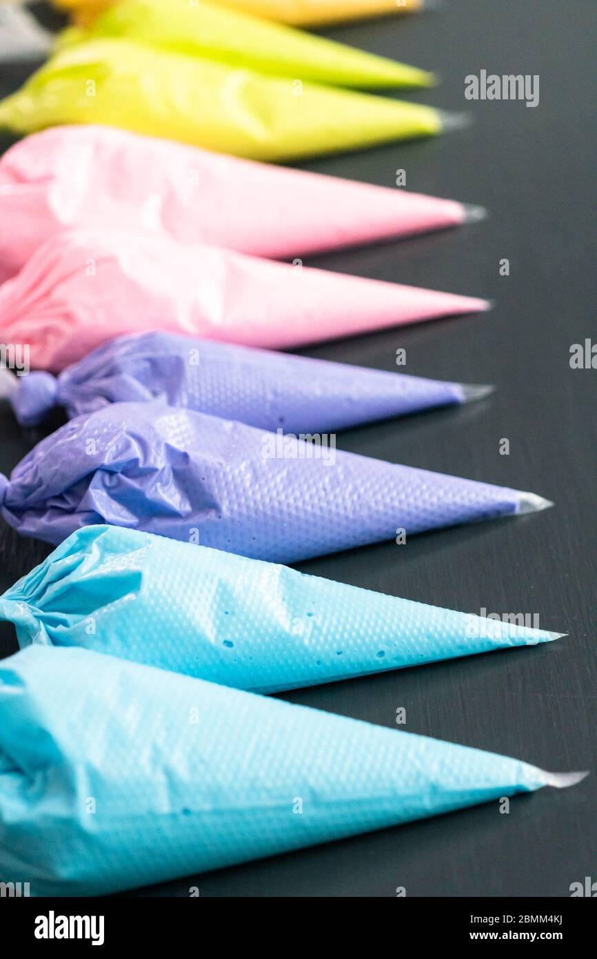 Royal icing bags hi-res stock photography and images - Alamy