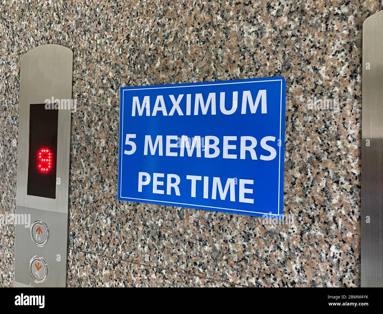 A sign warning message which has content is maximum five members per ...