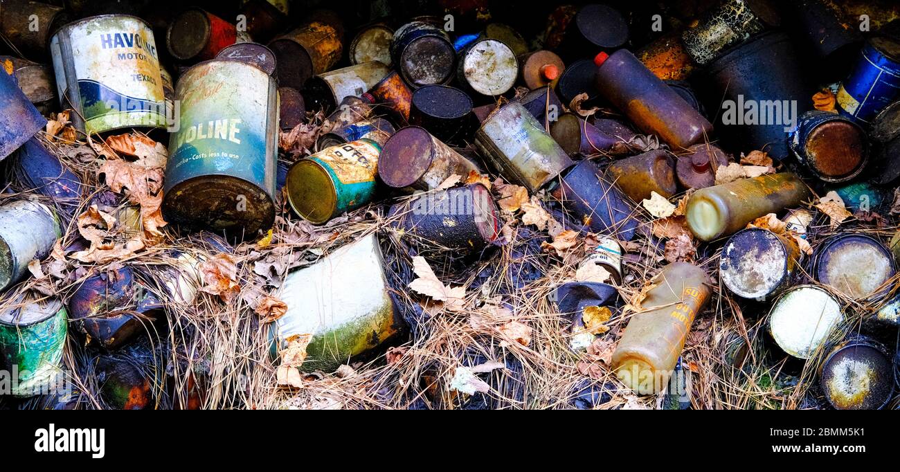 Junkyard cans hi-res stock photography and images - Alamy